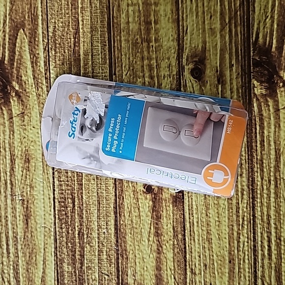 Safety 1St | Accents | Safety St 5 Pack Secure Press Plug Protectors ...